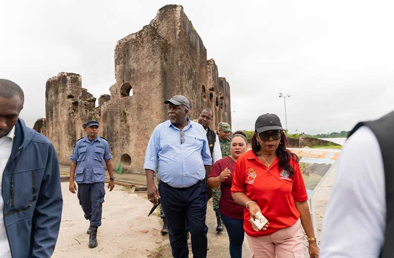 Prime Minister inspects Fort Island ahead of Diamond Jubilee ...